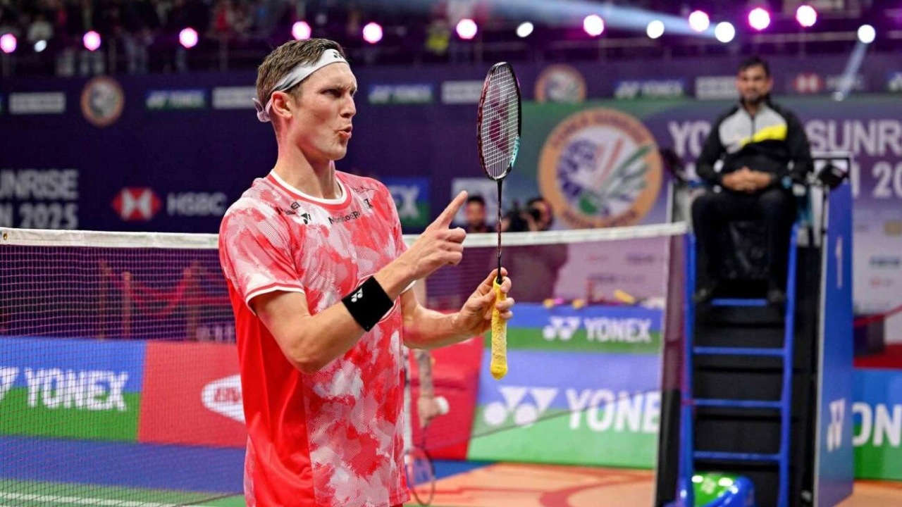 Alex Lanier Singkirkan Viktor Axelsen Lewat Rubber Game di 16 Besar China Masters 2025