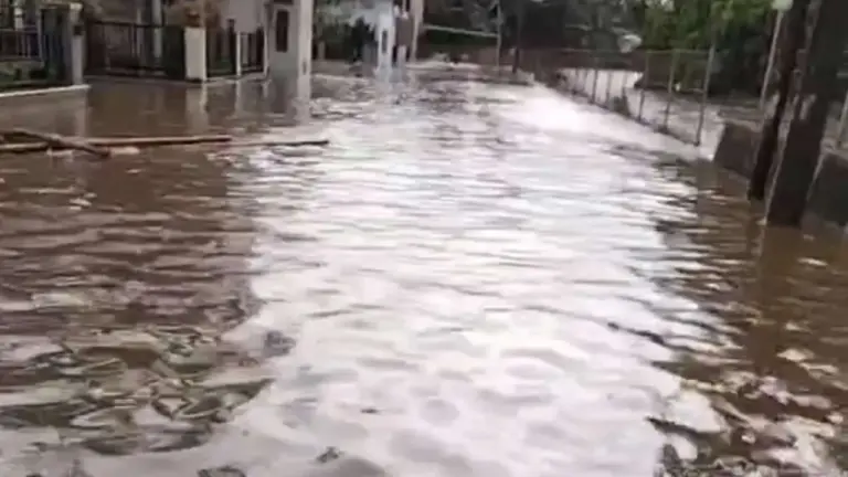 Hujan Deras Picu Banjir di Sejumlah Titik Tangerang Selatan