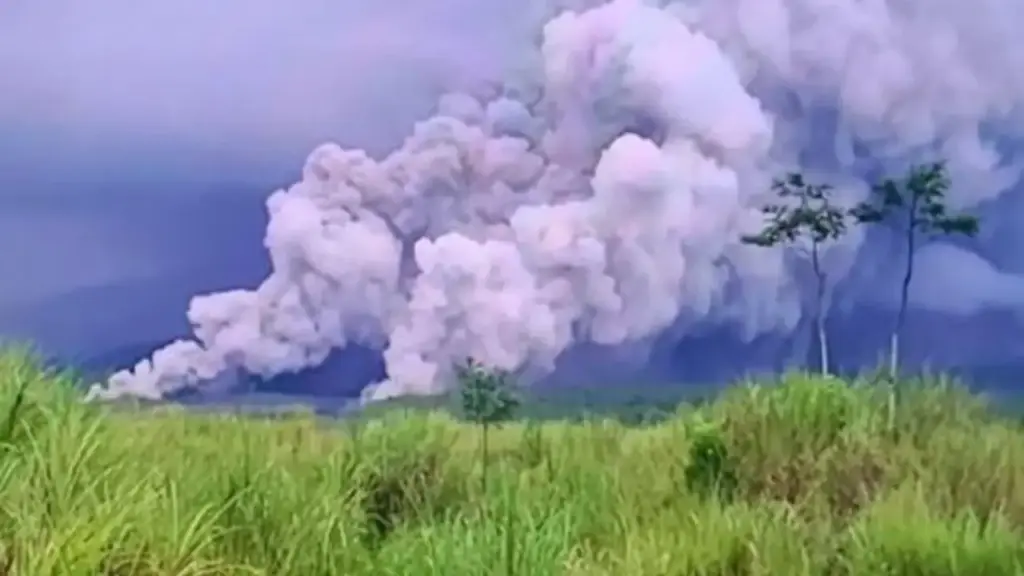 Gunung Semeru Meletus Dahsyat Luncurkan Awan Panas (19/11)