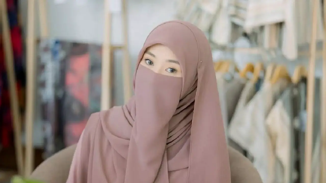 Sosok Istri Fiki Naki, Tina Agustin Alias Tinandrose